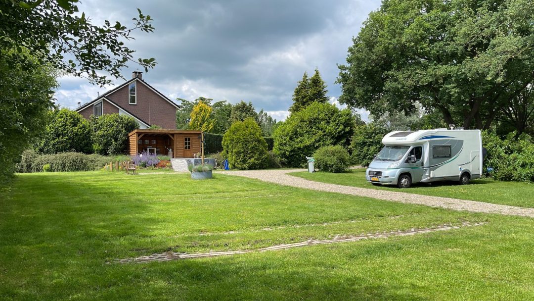 Deze camperplek is in een tuin! – Op pad met Dennis en Nancy